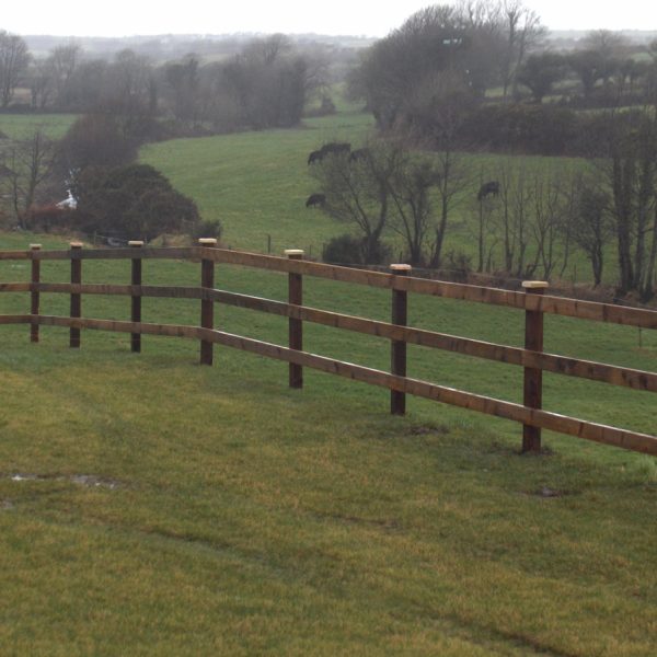 Closed Round Top Panel Fencing - Hennessy Outdoors