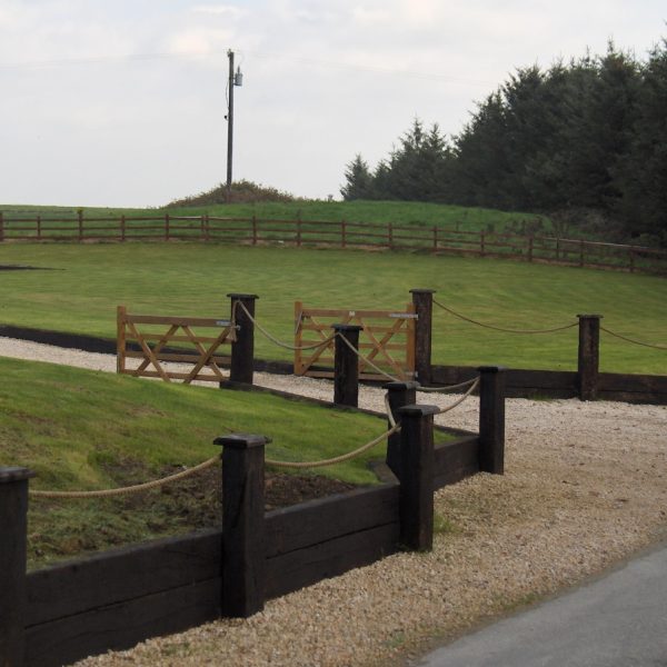 Closed Round Top Panel Fencing - Hennessy Outdoors