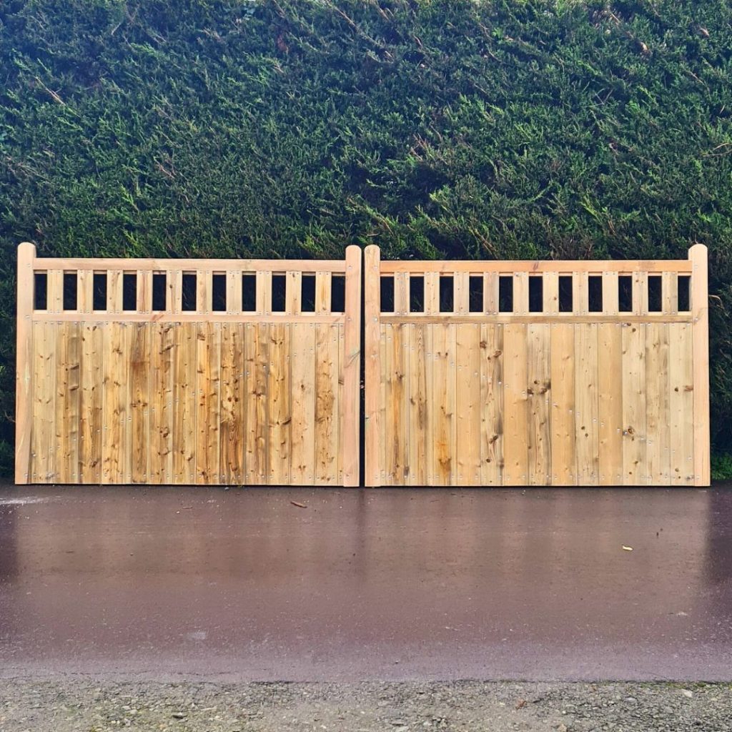 Timber Entrance Gates - Hennessy Outdoors
