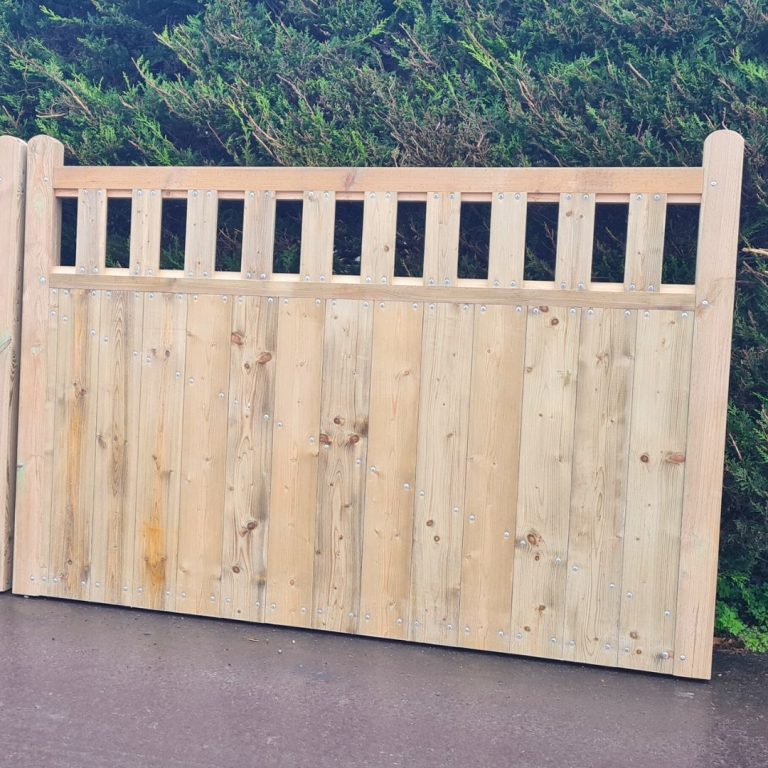 Timber Entrance Gates - Hennessy Outdoors
